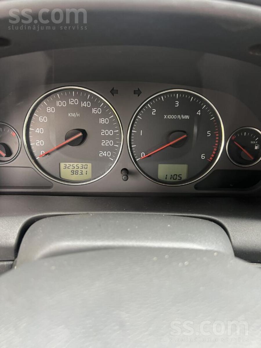 Pelēks Volvo V40 2004 Rīga, ar dzinēja tilpumu 1.90 L un nobraukumu 326 tūkst. km par 600 €, foto 6 vietnē AUTOMOTO.COM.LV