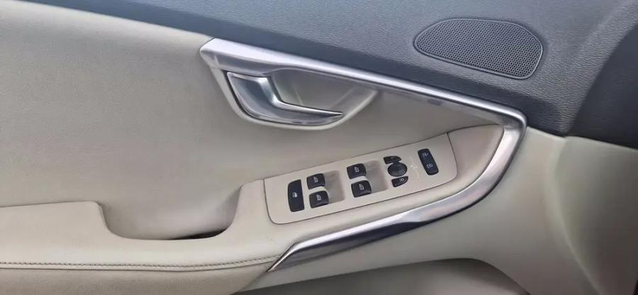 Pelēks Volvo V40 2012 Daugavpils, ar dzinēja tilpumu 2.00 L un nobraukumu 254 tūkst. km par 8550 €, foto 17 vietnē AUTOMOTO.COM.LV