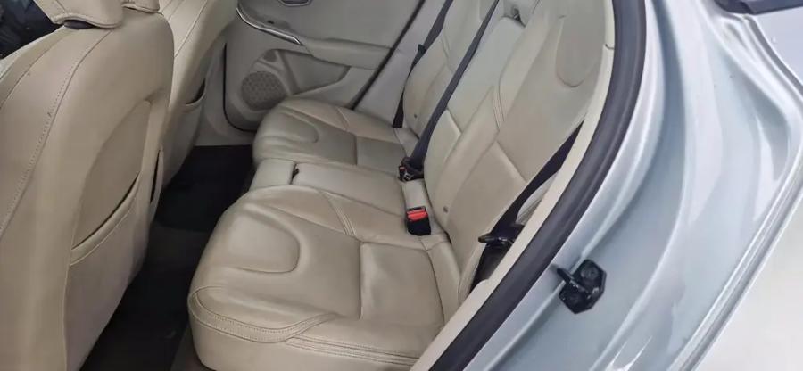Pelēks Volvo V40 2012 Daugavpils, ar dzinēja tilpumu 2.00 L un nobraukumu 254 tūkst. km par 8550 €, foto 21 vietnē AUTOMOTO.COM.LV