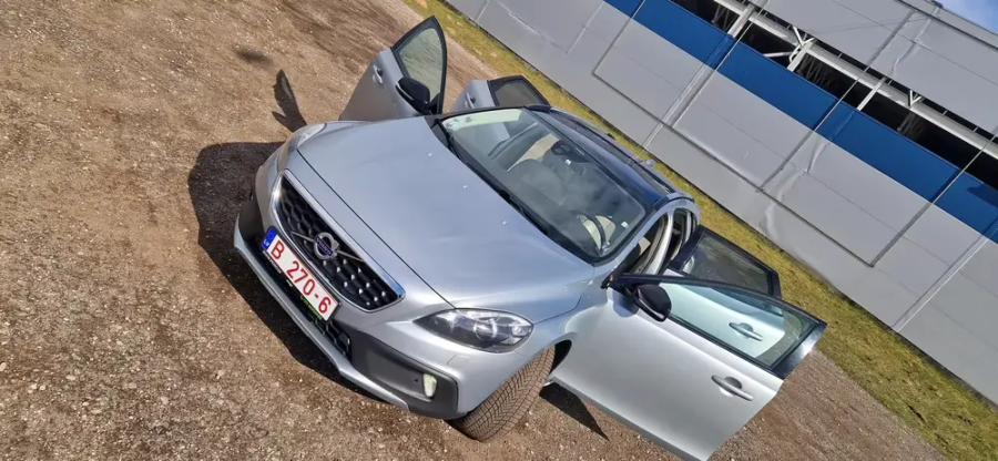 Pelēks Volvo V40 2012 Daugavpils, ar dzinēja tilpumu 2.00 L un nobraukumu 254 tūkst. km par 8550 €, foto 33 vietnē AUTOMOTO.COM.LV
