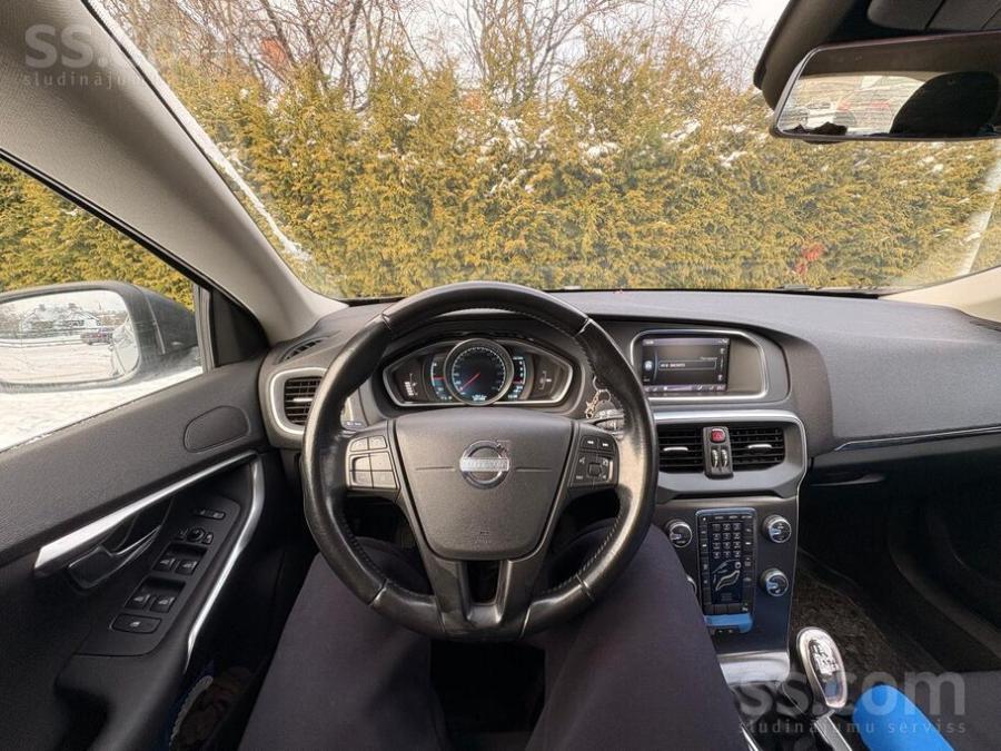Pelēks Volvo V40 2013 Cēsis, ar dzinēja tilpumu 2.00 L un nobraukumu 251 tūkst. km par 6100 €, foto 1 vietnē AUTOMOTO.COM.LV
