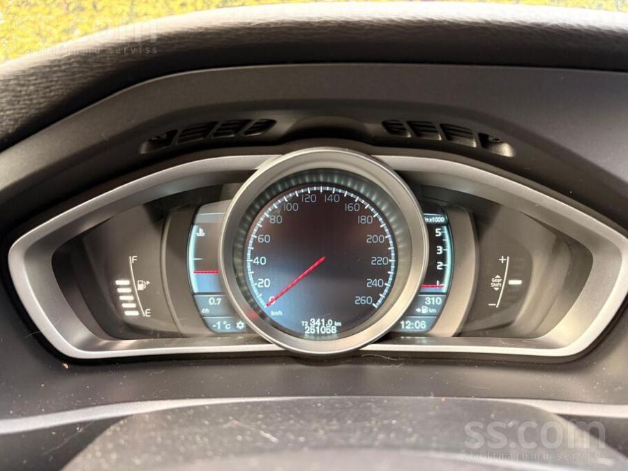 Pelēks Volvo V40 2013 Cēsis, ar dzinēja tilpumu 2.00 L un nobraukumu 251 tūkst. km par 6100 €, foto 3 vietnē AUTOMOTO.COM.LV