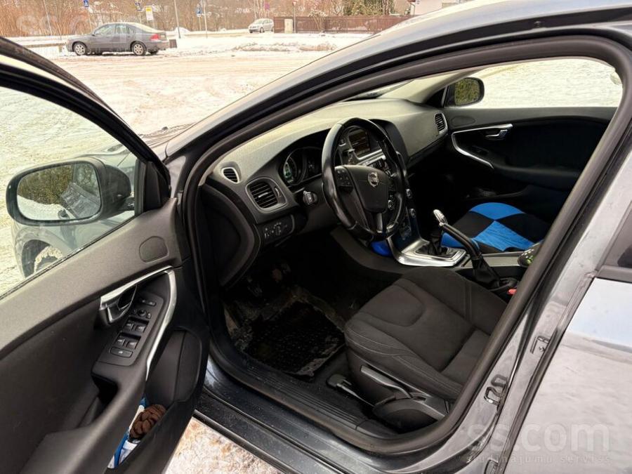 Pelēks Volvo V40 2013 Cēsis, ar dzinēja tilpumu 2.00 L un nobraukumu 251 tūkst. km par 6100 €, foto 7 vietnē AUTOMOTO.COM.LV