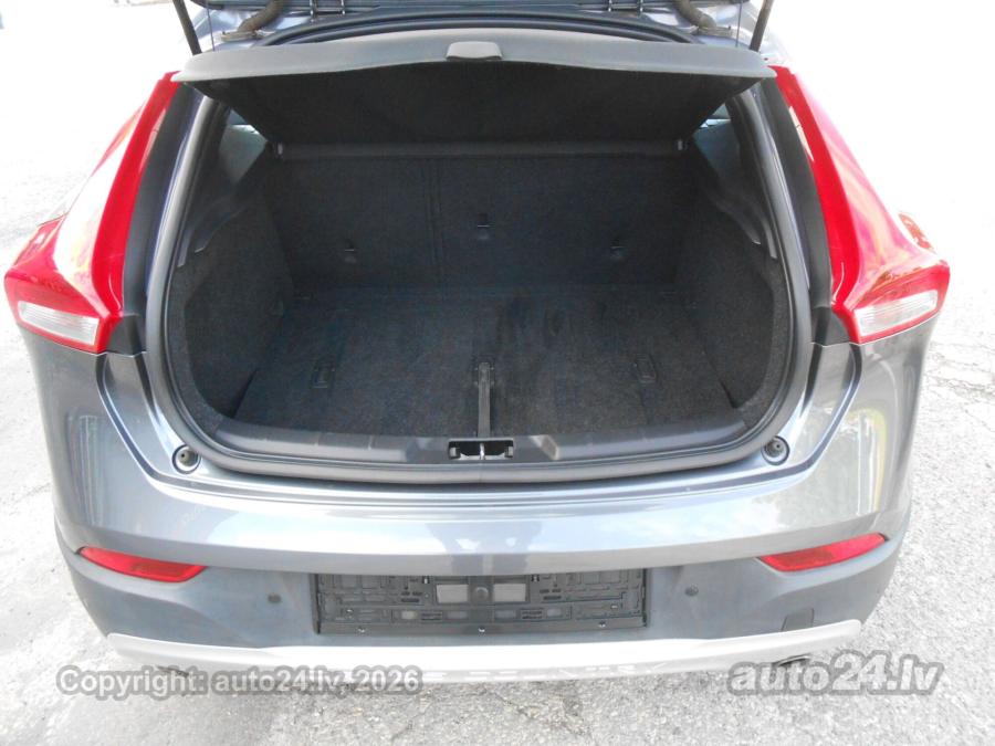 Pelēks Volvo V40 2013 Viljandi, ar dzinēja tilpumu 2.00 L un nobraukumu 213 tūkst. km par 8990 €, foto 21 vietnē AUTOMOTO.COM.LV
