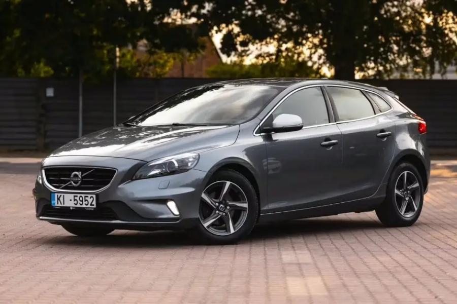 Pelēks Volvo V40 2015 Jelgava, ar dzinēja tilpumu 2.00 L un nobraukumu 177 tūkst. km par 10900 €, foto 1 vietnē AUTOMOTO.COM.LV
