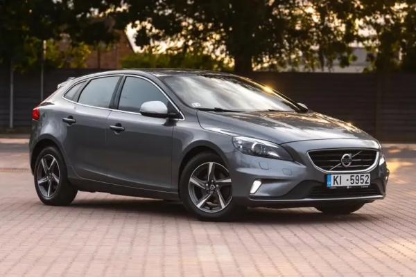 Pelēks Volvo V40 2015 Jelgava, ar dzinēja tilpumu 2.00 L un nobraukumu 177 tūkst. km par 10900 €, foto 2 vietnē AUTOMOTO.COM.LV