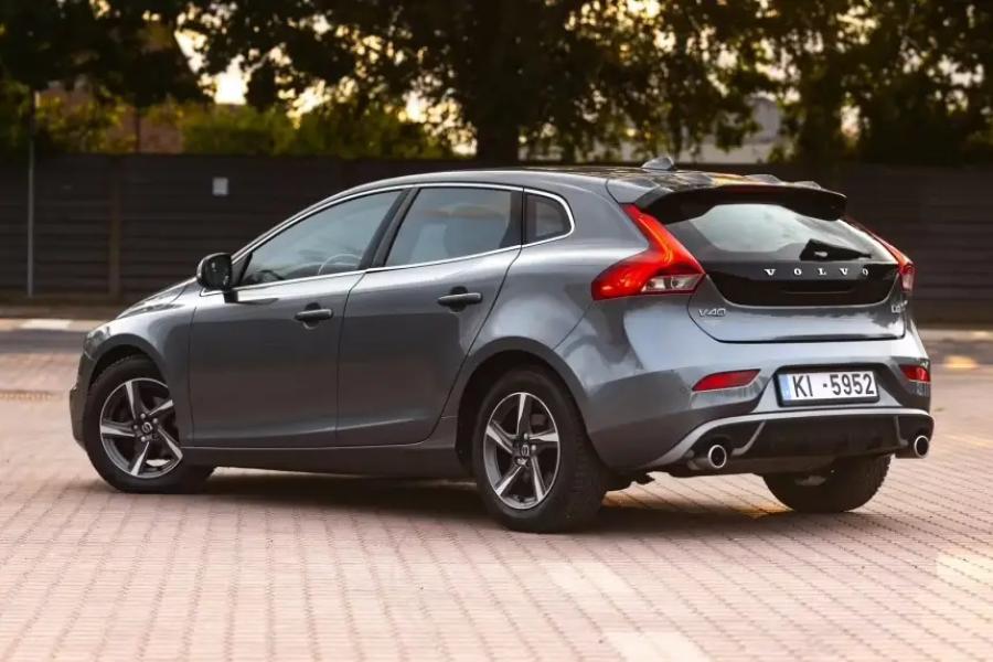 Pelēks Volvo V40 2015 Jelgava, ar dzinēja tilpumu 2.00 L un nobraukumu 177 tūkst. km par 10900 €, foto 5 vietnē AUTOMOTO.COM.LV