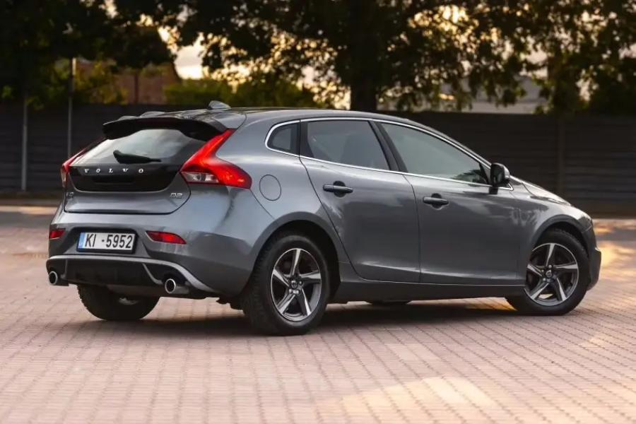 Pelēks Volvo V40 2015 Jelgava, ar dzinēja tilpumu 2.00 L un nobraukumu 177 tūkst. km par 10900 €, foto 6 vietnē AUTOMOTO.COM.LV