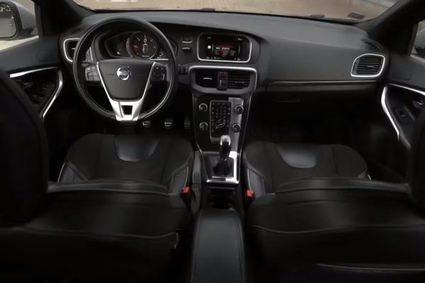 Pelēks Volvo V40 2015 Jelgava, ar dzinēja tilpumu 2.00 L un nobraukumu 177 tūkst. km par 10900 €, foto 7 vietnē AUTOMOTO.COM.LV