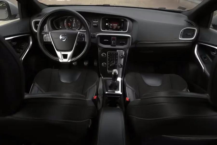 Pelēks Volvo V40 2015 Jelgava, ar dzinēja tilpumu 2.00 L un nobraukumu 177 tūkst. km par 10900 €, foto 8 vietnē AUTOMOTO.COM.LV