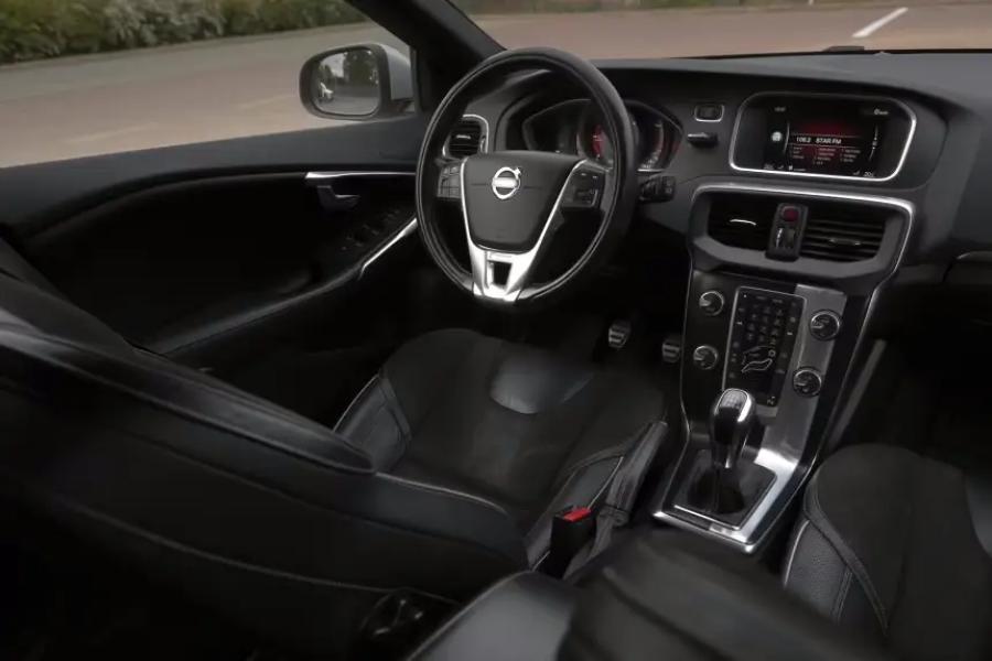 Pelēks Volvo V40 2015 Jelgava, ar dzinēja tilpumu 2.00 L un nobraukumu 177 tūkst. km par 10900 €, foto 9 vietnē AUTOMOTO.COM.LV