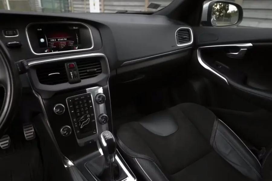 Pelēks Volvo V40 2015 Jelgava, ar dzinēja tilpumu 2.00 L un nobraukumu 177 tūkst. km par 10900 €, foto 11 vietnē AUTOMOTO.COM.LV