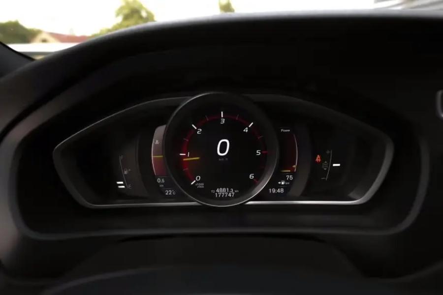 Pelēks Volvo V40 2015 Jelgava, ar dzinēja tilpumu 2.00 L un nobraukumu 177 tūkst. km par 10900 €, foto 12 vietnē AUTOMOTO.COM.LV