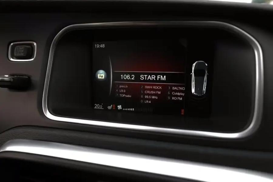 Pelēks Volvo V40 2015 Jelgava, ar dzinēja tilpumu 2.00 L un nobraukumu 177 tūkst. km par 10900 €, foto 14 vietnē AUTOMOTO.COM.LV