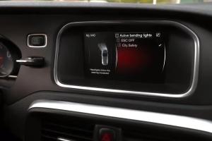 Pelēks Volvo V40 2015 Jelgava, ar dzinēja tilpumu 2.00 L un nobraukumu 177 tūkst. km par 10900 €, foto 15 vietnē AUTOMOTO.COM.LV