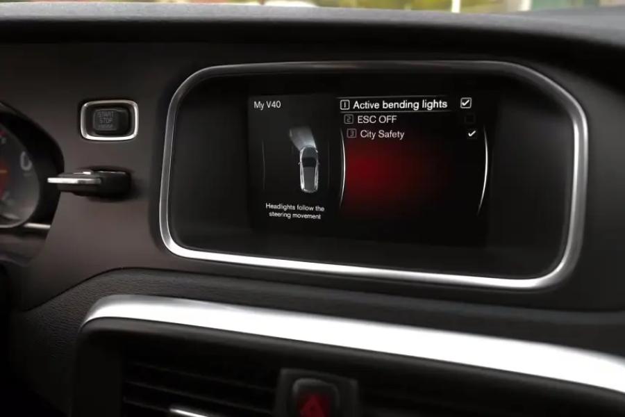 Pelēks Volvo V40 2015 Jelgava, ar dzinēja tilpumu 2.00 L un nobraukumu 177 tūkst. km par 10900 €, foto 15 vietnē AUTOMOTO.COM.LV