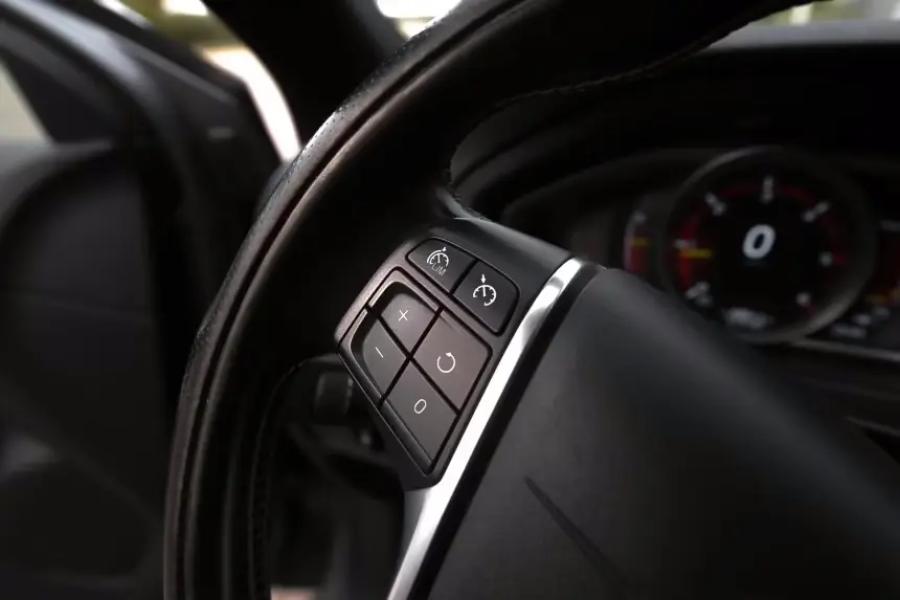 Pelēks Volvo V40 2015 Jelgava, ar dzinēja tilpumu 2.00 L un nobraukumu 177 tūkst. km par 10900 €, foto 16 vietnē AUTOMOTO.COM.LV