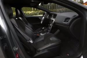 Pelēks Volvo V40 2015 Jelgava, ar dzinēja tilpumu 2.00 L un nobraukumu 177 tūkst. km par 10900 €, foto 17 vietnē AUTOMOTO.COM.LV