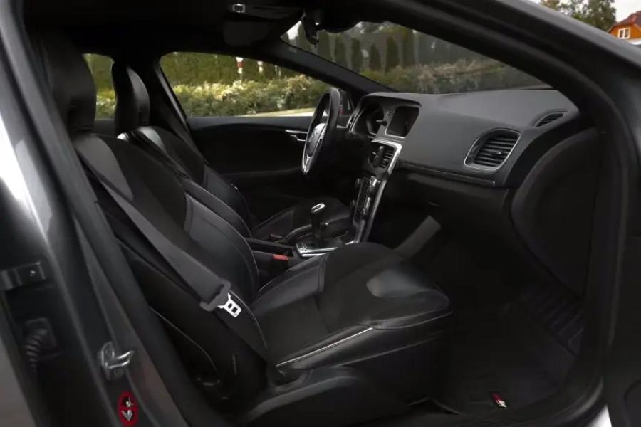 Pelēks Volvo V40 2015 Jelgava, ar dzinēja tilpumu 2.00 L un nobraukumu 177 tūkst. km par 10900 €, foto 17 vietnē AUTOMOTO.COM.LV