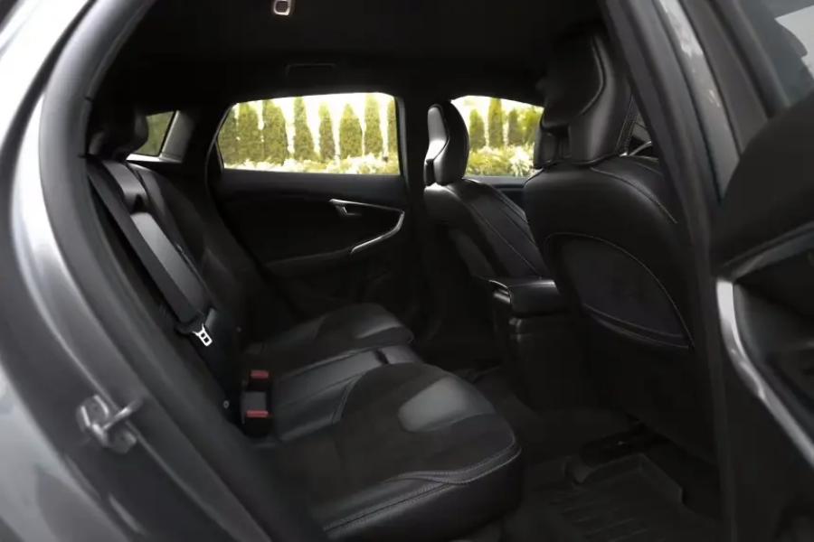 Pelēks Volvo V40 2015 Jelgava, ar dzinēja tilpumu 2.00 L un nobraukumu 177 tūkst. km par 10900 €, foto 19 vietnē AUTOMOTO.COM.LV
