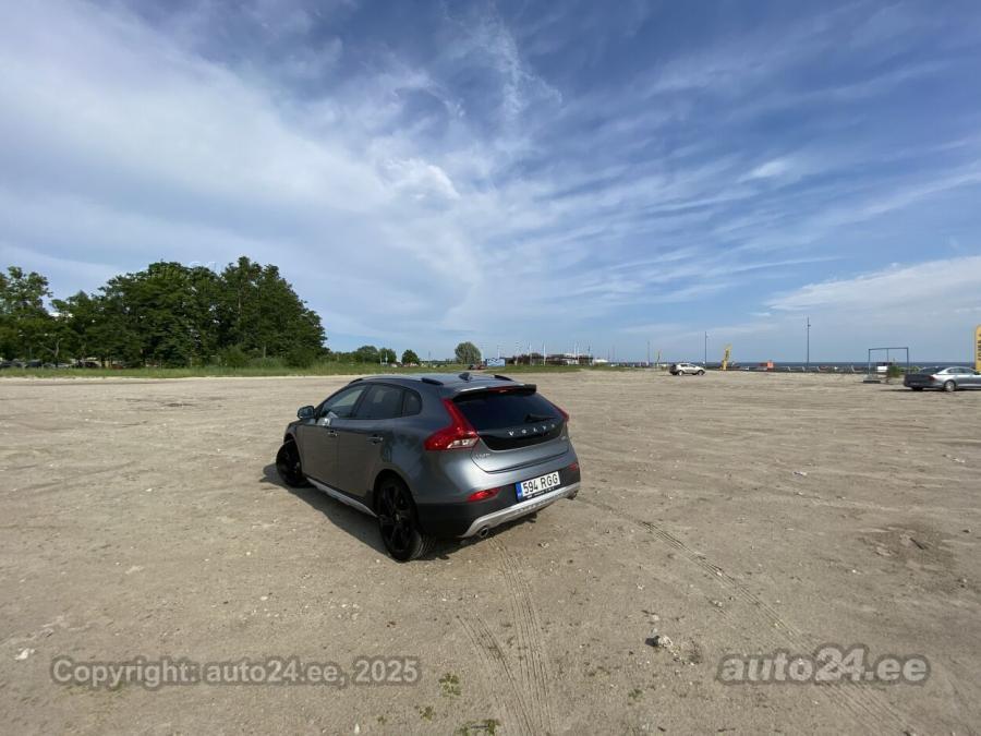 Grey Volvo V40 2016 in Tallinn, with an engine capacity of 2.00 L and mileage of 114 thousand km for 14980 €, photo 3 on AUTOMOTO.COM.LV