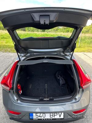 Grey Volvo V40 2016 in Tallinn, with an engine capacity of 1.50 L and mileage of 174 thousand km for 7990 €, photo 6 on AUTOMOTO.COM.LV