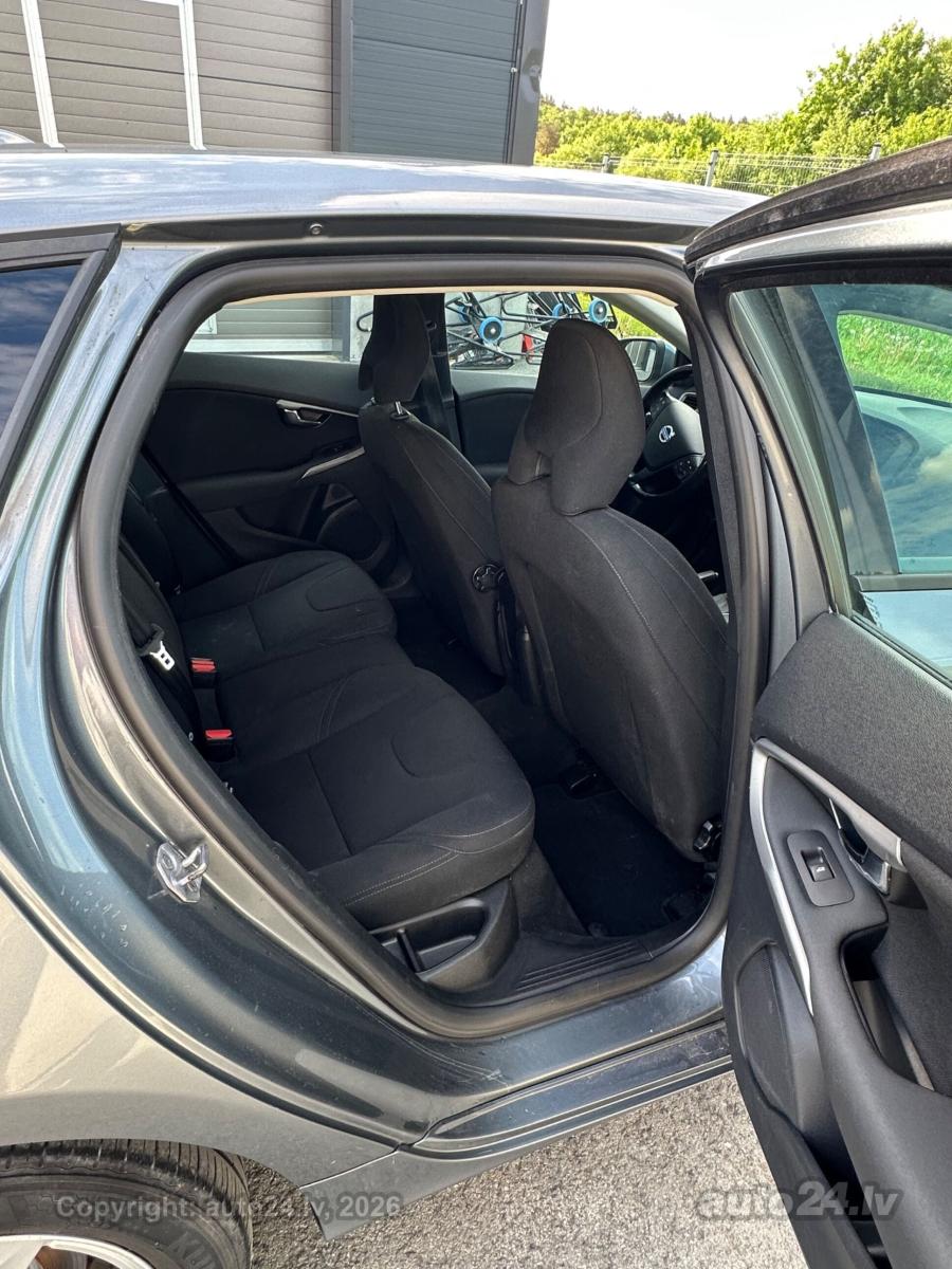 Grey Volvo V40 2016 in Tallinn, with an engine capacity of 1.50 L and mileage of 174 thousand km for 7990 €, photo 9 on AUTOMOTO.COM.LV