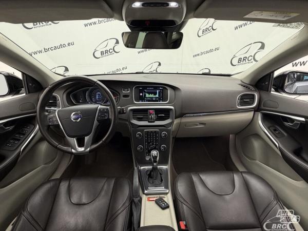 Grey Volvo V40 2016 in Avizieniai, with an engine capacity of 2.00 L and mileage of 62 thousand km for 11500 €, photo 3 on AUTOMOTO.COM.LV