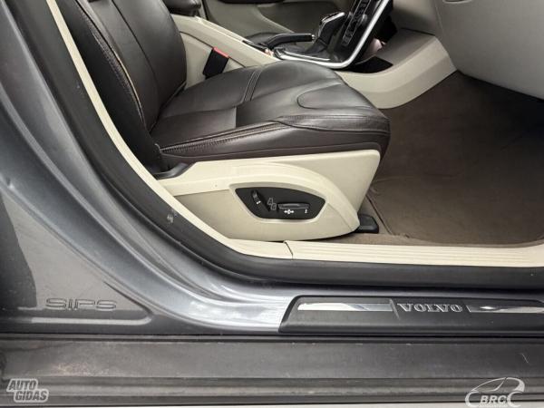 Grey Volvo V40 2016 in Avizieniai, with an engine capacity of 2.00 L and mileage of 62 thousand km for 11500 €, photo 6 on AUTOMOTO.COM.LV