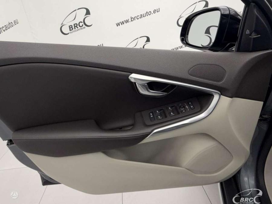 Pelēks Volvo V40 2016 Viļņa, ar dzinēja tilpumu 1.97 L un nobraukumu 62 tūkst. km par 10490 €, foto 22 vietnē AUTOMOTO.COM.LV
