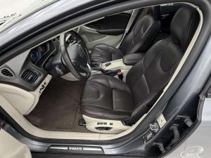 Pelēks Volvo V40 2016 Viļņa, ar dzinēja tilpumu 1.97 L un nobraukumu 62 tūkst. km par 10490 €, foto 23 vietnē AUTOMOTO.COM.LV