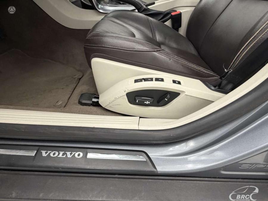 Pelēks Volvo V40 2016 Viļņa, ar dzinēja tilpumu 1.97 L un nobraukumu 62 tūkst. km par 10490 €, foto 24 vietnē AUTOMOTO.COM.LV