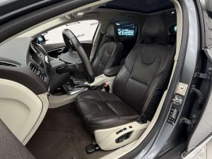 Pelēks Volvo V40 2016 Viļņa, ar dzinēja tilpumu 1.97 L un nobraukumu 62 tūkst. km par 10490 €, foto 25 vietnē AUTOMOTO.COM.LV