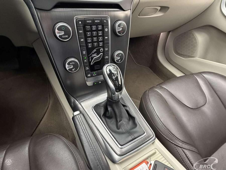 Pelēks Volvo V40 2016 Viļņa, ar dzinēja tilpumu 1.97 L un nobraukumu 62 tūkst. km par 10490 €, foto 28 vietnē AUTOMOTO.COM.LV