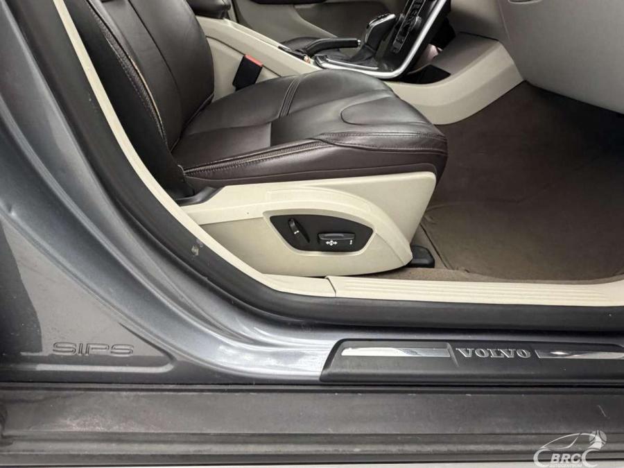 Pelēks Volvo V40 2016 Viļņa, ar dzinēja tilpumu 1.97 L un nobraukumu 62 tūkst. km par 9900 €, foto 8 vietnē AUTOMOTO.COM.LV