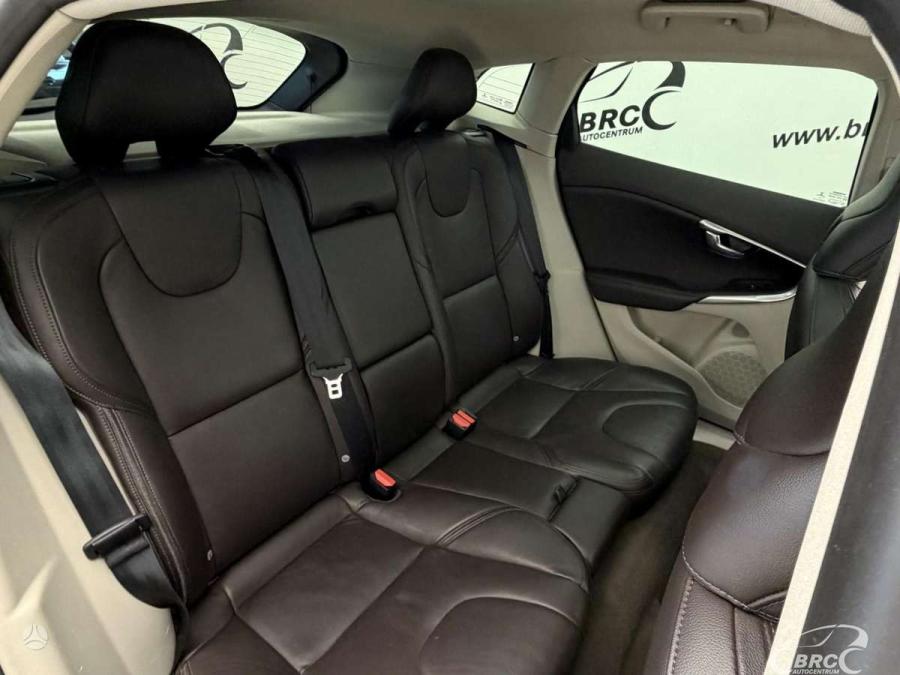 Pelēks Volvo V40 2016 Viļņa, ar dzinēja tilpumu 1.97 L un nobraukumu 62 tūkst. km par 9900 €, foto 14 vietnē AUTOMOTO.COM.LV