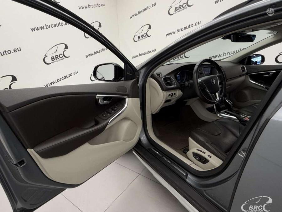 Pelēks Volvo V40 2016 Viļņa, ar dzinēja tilpumu 1.97 L un nobraukumu 62 tūkst. km par 9900 €, foto 21 vietnē AUTOMOTO.COM.LV