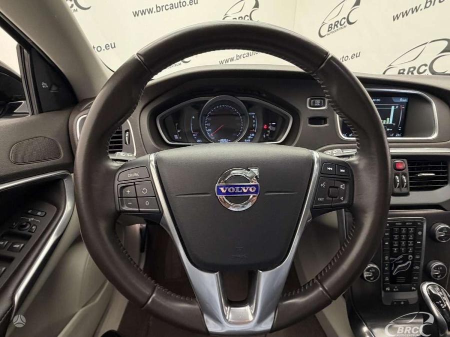 Pelēks Volvo V40 2016 Viļņa, ar dzinēja tilpumu 1.97 L un nobraukumu 62 tūkst. km par 9900 €, foto 31 vietnē AUTOMOTO.COM.LV