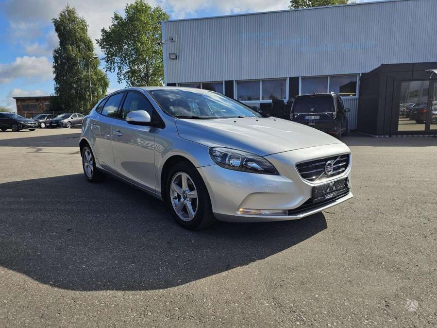 Pelēks Volvo V40 2016 Ukmergė, ar dzinēja tilpumu 1.97 L un nobraukumu 205 tūkst. km par 6150 €, foto 4 vietnē AUTOMOTO.COM.LV