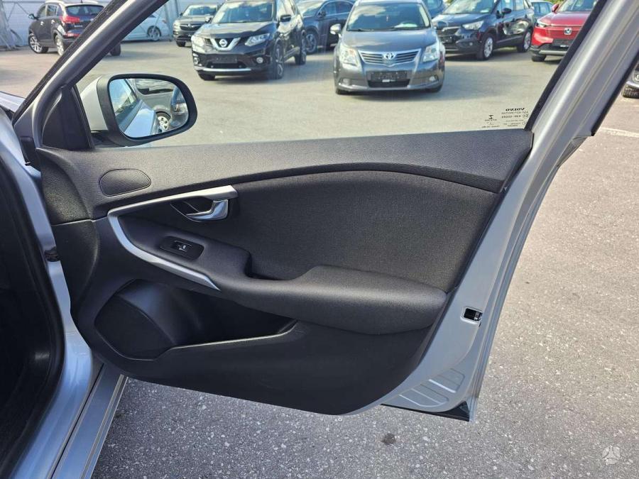 Pelēks Volvo V40 2016 Ukmergė, ar dzinēja tilpumu 1.97 L un nobraukumu 205 tūkst. km par 6150 €, foto 14 vietnē AUTOMOTO.COM.LV