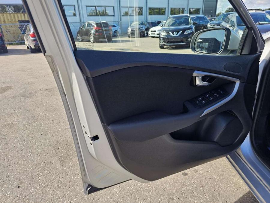 Pelēks Volvo V40 2016 Ukmergė, ar dzinēja tilpumu 1.97 L un nobraukumu 205 tūkst. km par 6150 €, foto 16 vietnē AUTOMOTO.COM.LV