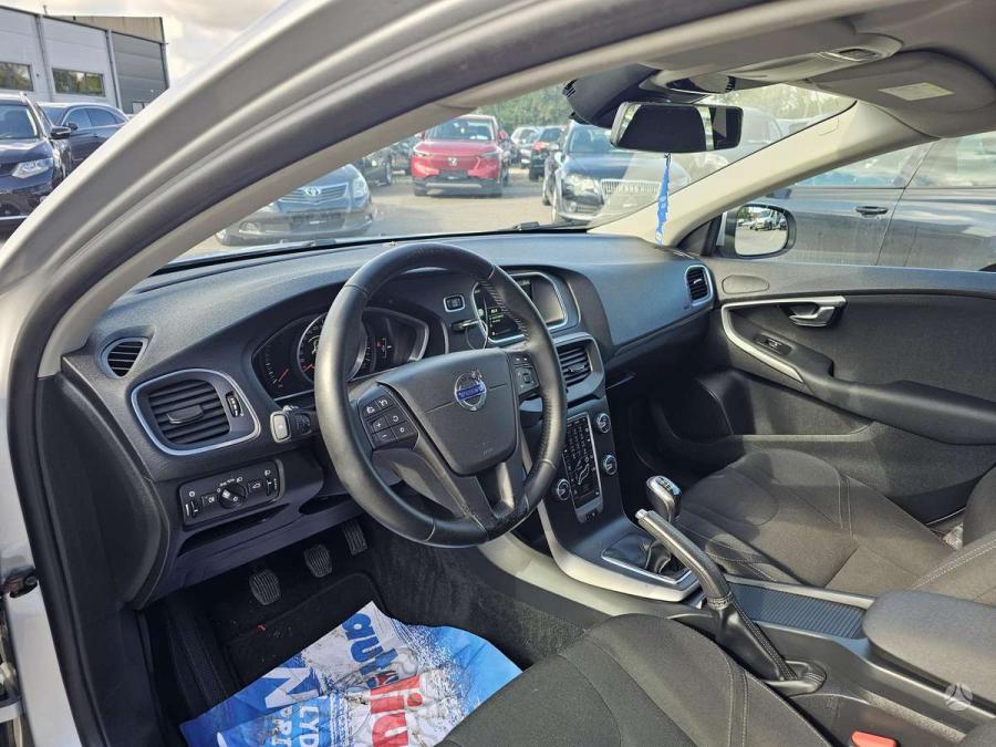 Pelēks Volvo V40 2016 Ukmergė, ar dzinēja tilpumu 1.97 L un nobraukumu 205 tūkst. km par 6150 €, foto 18 vietnē AUTOMOTO.COM.LV