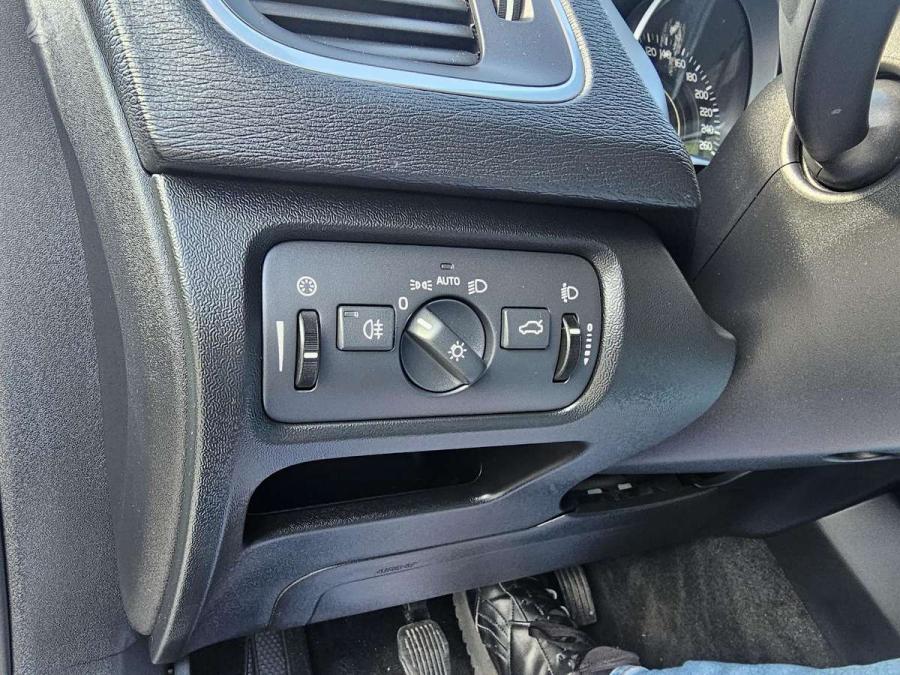 Pelēks Volvo V40 2016 Ukmergė, ar dzinēja tilpumu 1.97 L un nobraukumu 205 tūkst. km par 6150 €, foto 19 vietnē AUTOMOTO.COM.LV