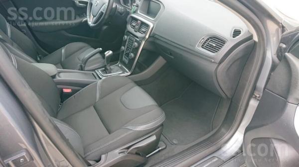Pelēks Volvo V40 2017 Rīga, ar dzinēja tilpumu 2.00 L un nobraukumu 235 tūkst. km par 9950 €, foto 10 vietnē AUTOMOTO.COM.LV