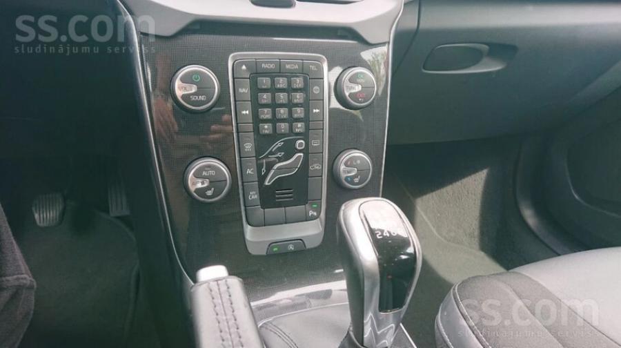 Pelēks Volvo V40 2017 Rīga, ar dzinēja tilpumu 2.00 L un nobraukumu 235 tūkst. km par 9950 €, foto 5 vietnē AUTOMOTO.COM.LV
