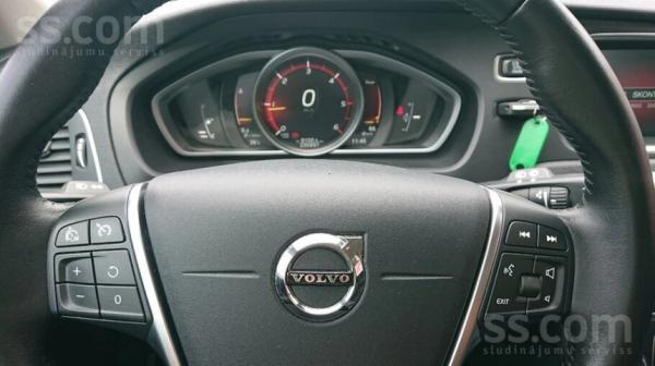 Grey Volvo V40 2017 in Riga, with an engine capacity of 2.00 L and mileage of 235 thousand km for 9950 €, photo 5 on AUTOMOTO.COM.LV