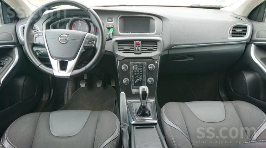 Pelēks Volvo V40 2017 Rīga, ar dzinēja tilpumu 2.00 L un nobraukumu 235 tūkst. km par 9950 €, foto 10 vietnē AUTOMOTO.COM.LV