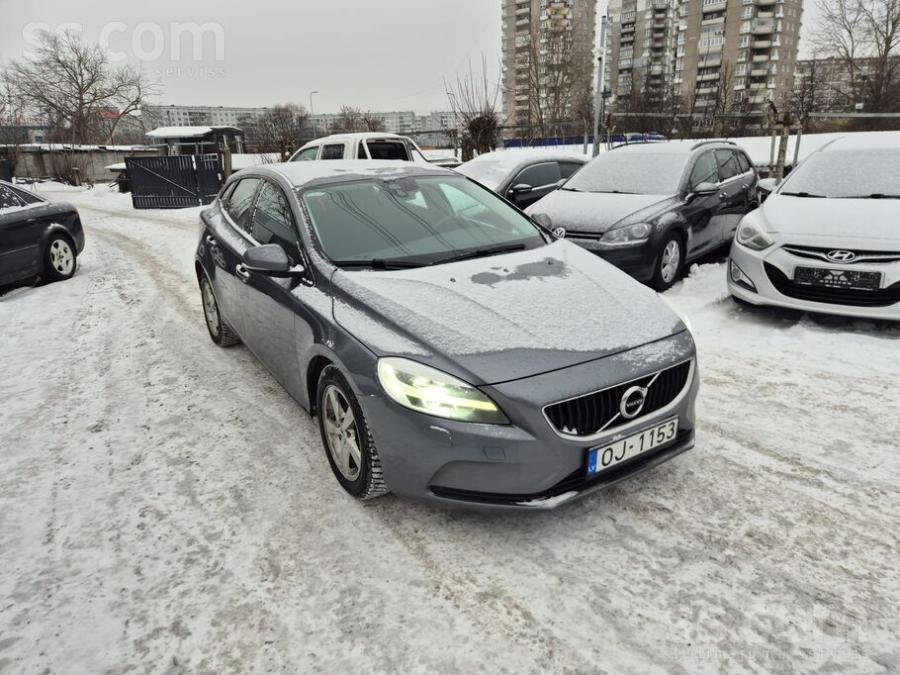 Pelēks Volvo V40 2018 Rīga, ar dzinēja tilpumu 2.00 L un nobraukumu 246 tūkst. km par 10990 €, foto 2 vietnē AUTOMOTO.COM.LV