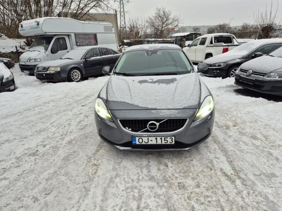 Pelēks Volvo V40 2018 Rīga, ar dzinēja tilpumu 2.00 L un nobraukumu 246 tūkst. km par 10990 €, foto 3 vietnē AUTOMOTO.COM.LV