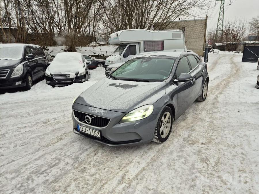 Pelēks Volvo V40 2018 Rīga, ar dzinēja tilpumu 2.00 L un nobraukumu 246 tūkst. km par 10990 €, foto 4 vietnē AUTOMOTO.COM.LV